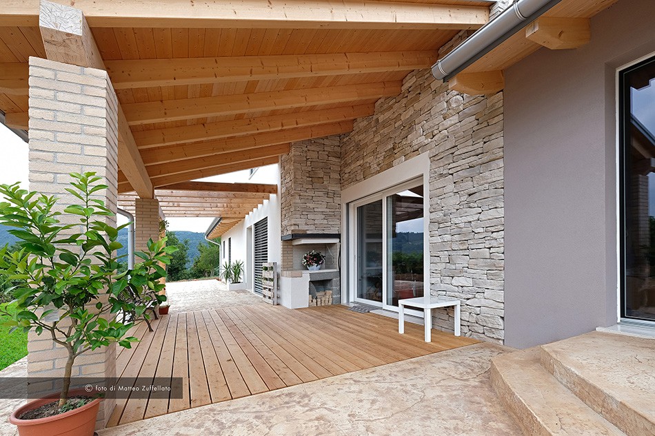 La pietra ricostruita PietraEco e il legno: stile e sostenibilità